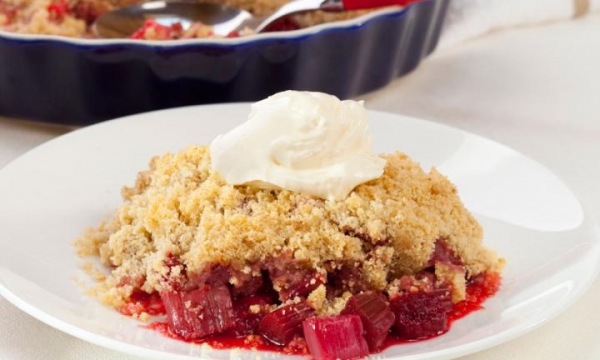 Apple and rhubarb crumble