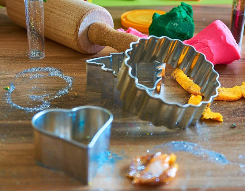 Sweet-smelling Glitter Playdough Recipe | Kidspot