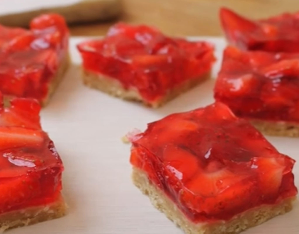 Strawberry jelly slice | Kidspot