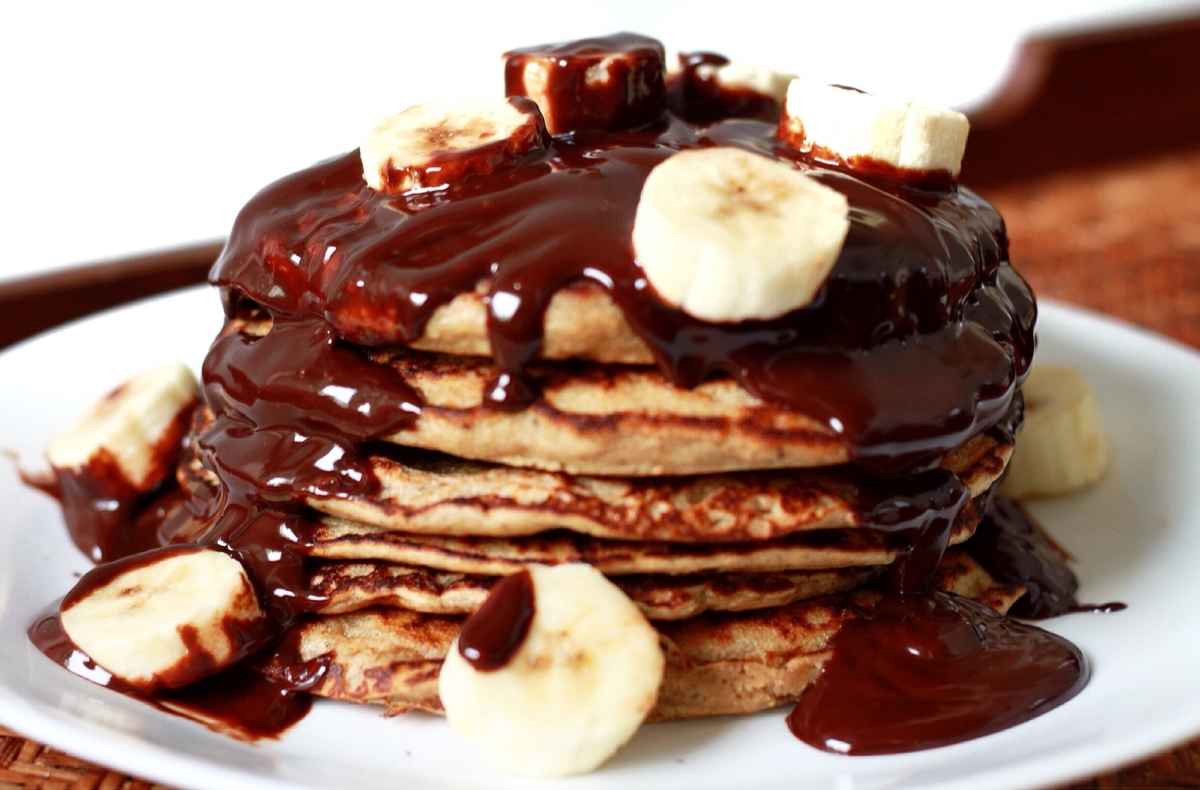 Pikelets with chocolate sauce