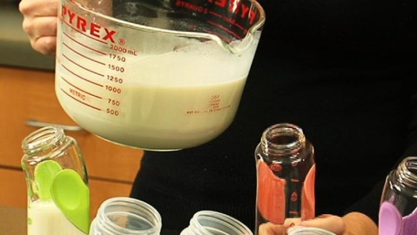 Mixing baby formula correctly | Baby feeding | Kidspot NZ