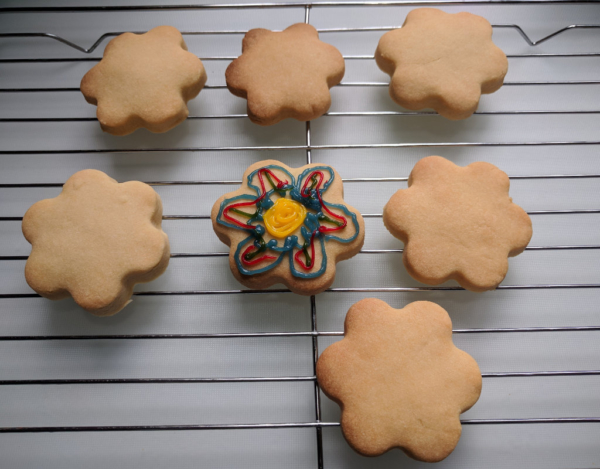 Small batch shortbread flowers | Recipe | Kidspot