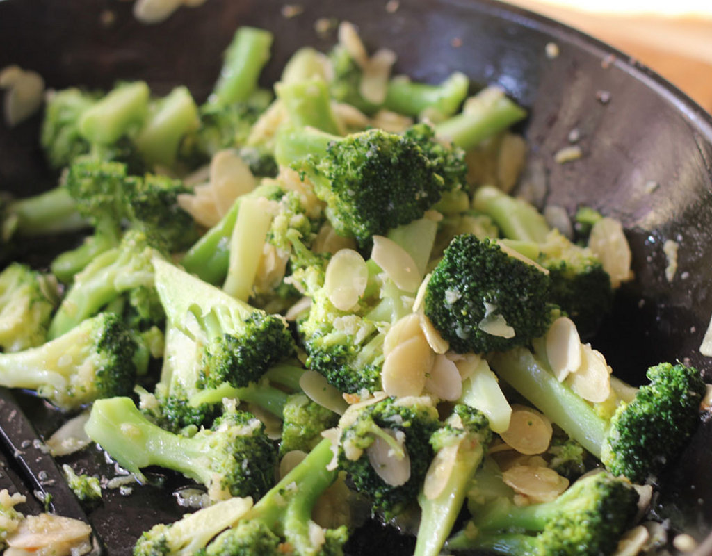 Broccoli with garlic and almonds | Recipe | Kidspot