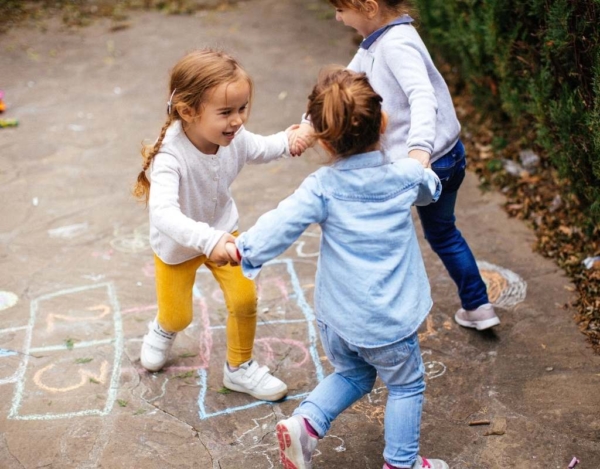 6 Benefits Of Outdoor Play For Children's Development | Toddler ...